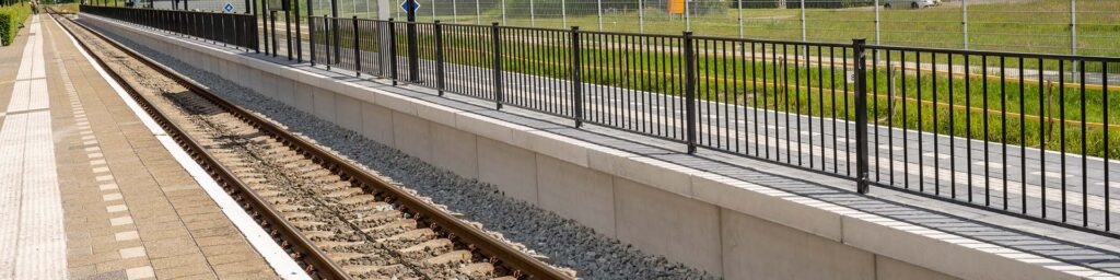 Solutions with retaining walls on and around the railways