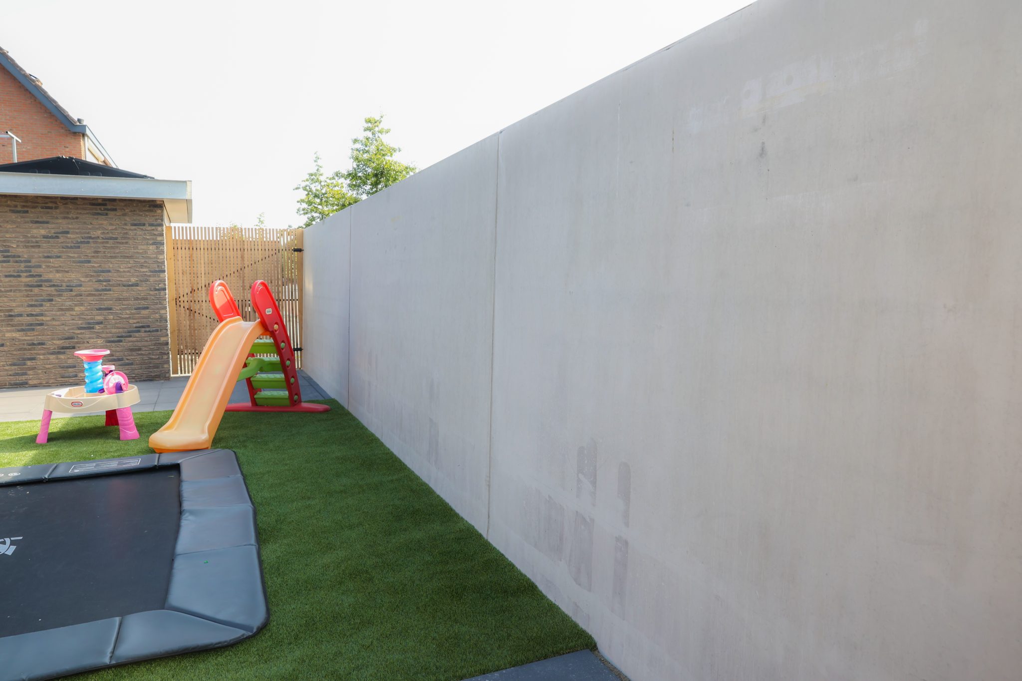 Bosch Beton - Yard fencing from retaining walls between homes