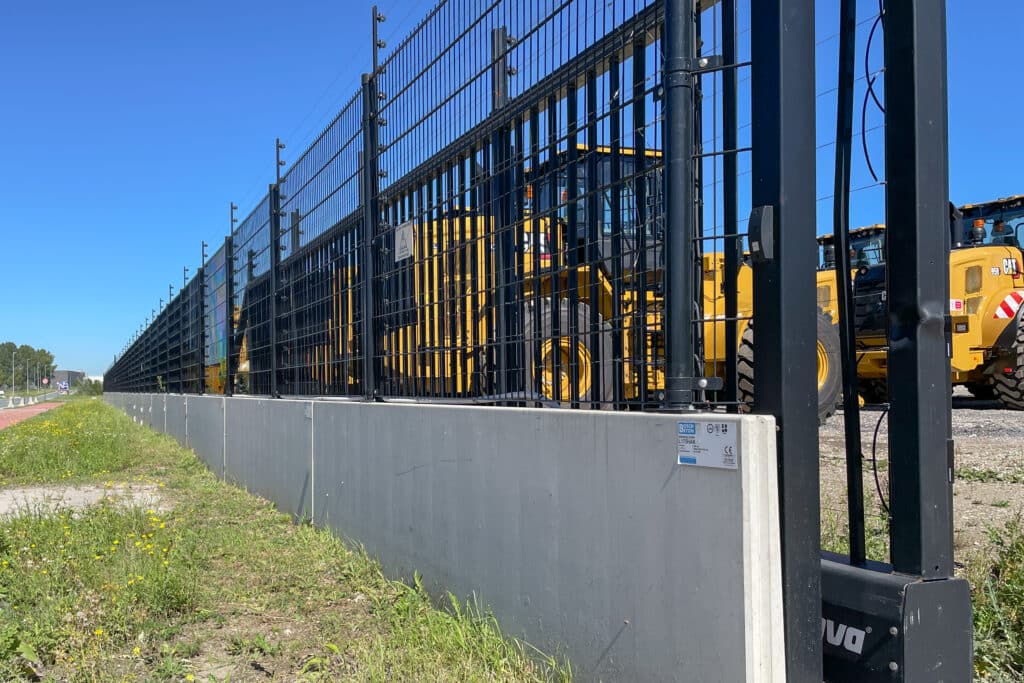 Retaining walls form a safe machinery storage area in Belgium - Bosch Beton