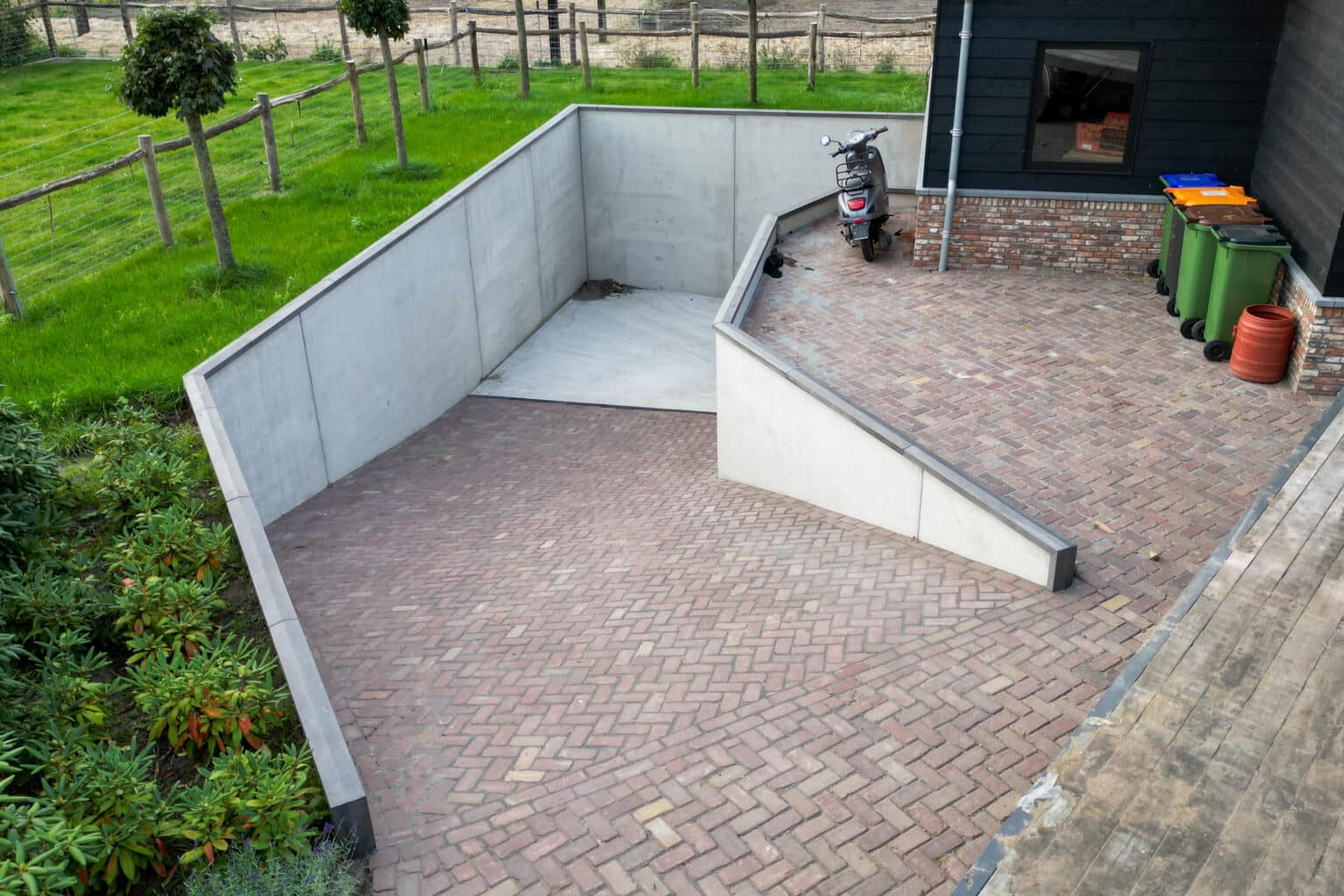 Retaining walls create solid ramp for underground garage | Bosch Beton
