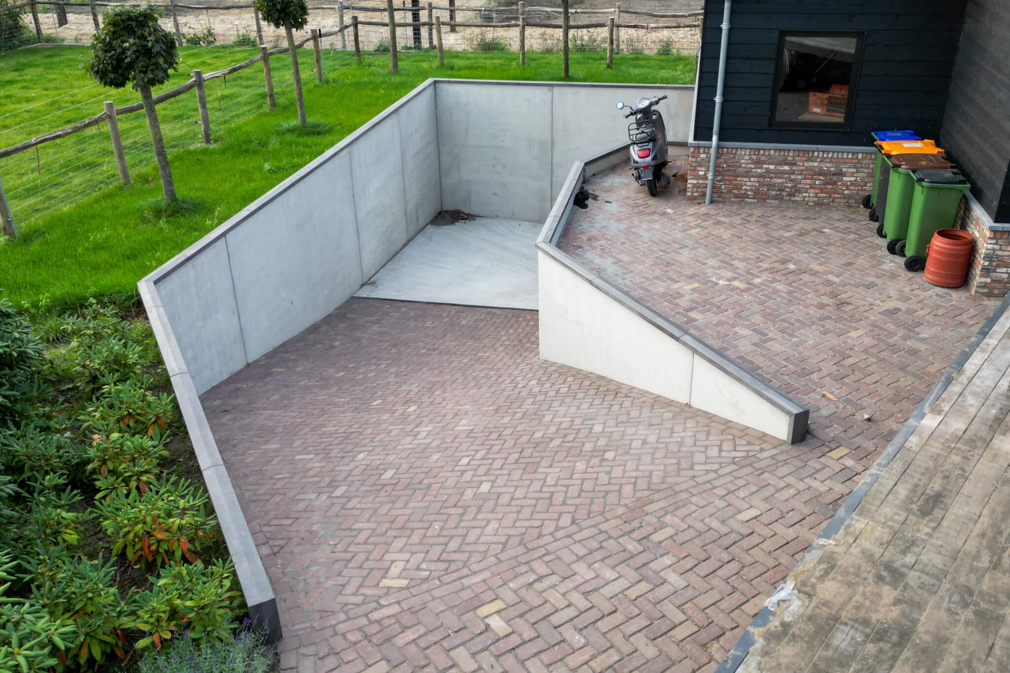 Retaining walls create solid ramp for underground garage | Bosch Beton