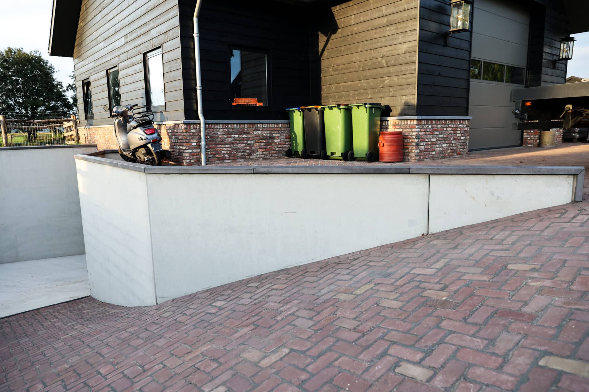 Retaining walls create solid ramp for underground garage | Bosch Beton