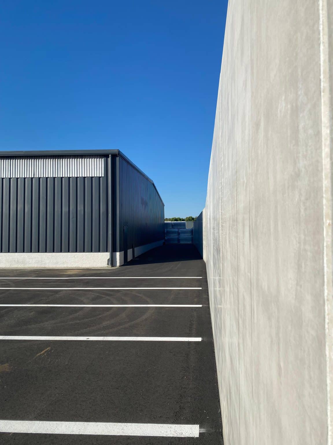 Tight terrain fencing and perpendicular storage wall through inclined ...